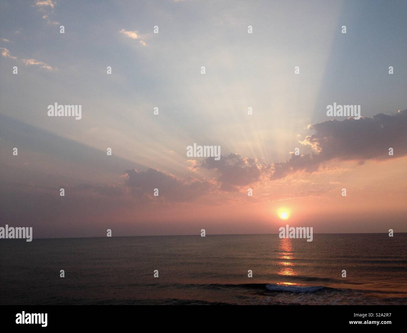 Sun horizon ocean pink hi-res stock photography and images - Alamy