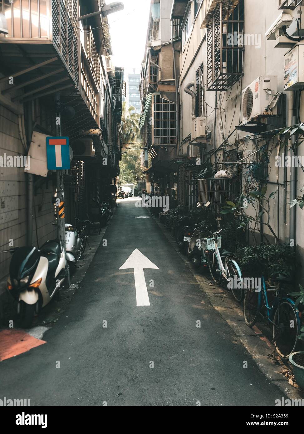 Street and arrow hi-res stock photography and images - Alamy