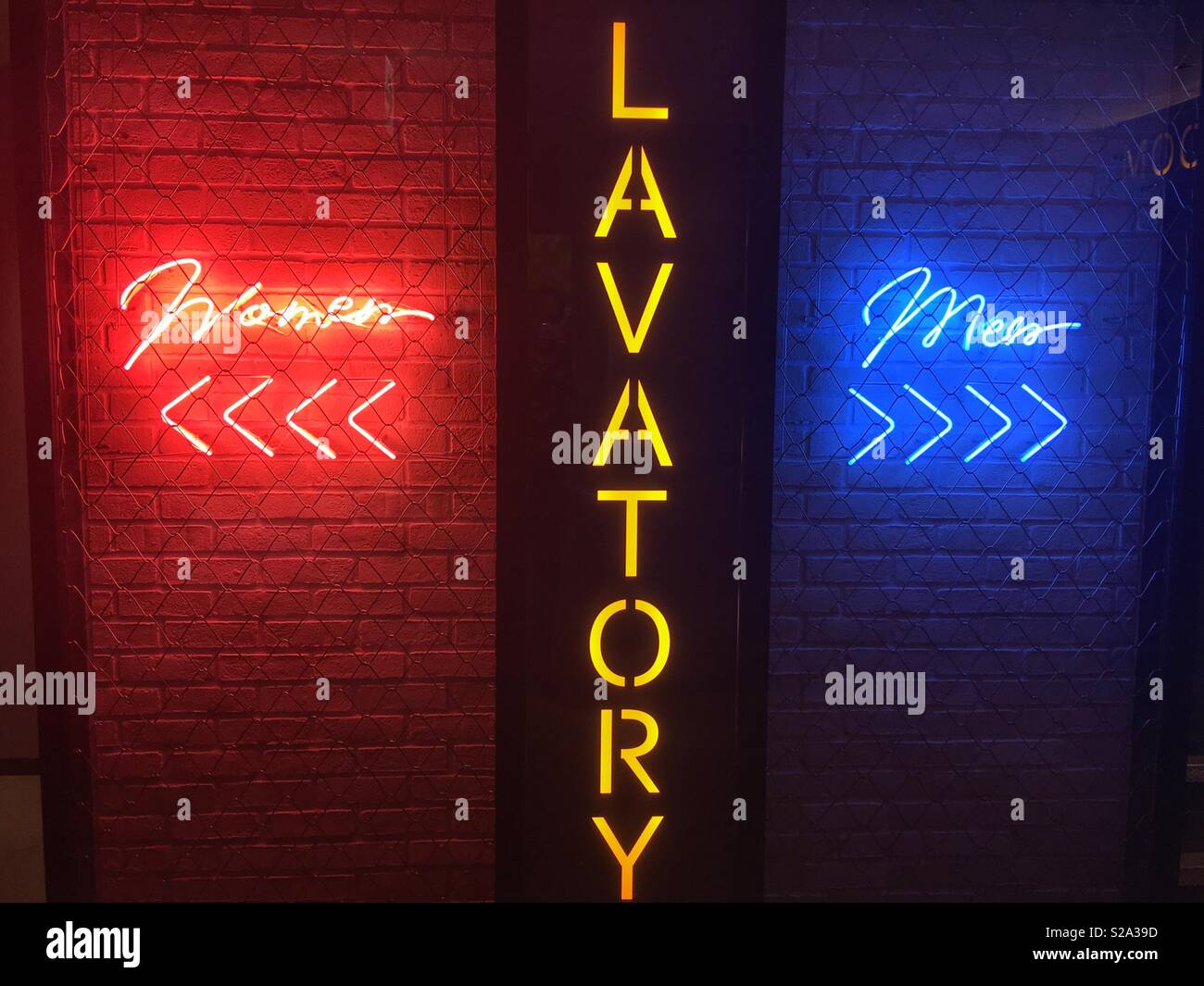 Bathroom signs hi-res stock photography and images - Alamy