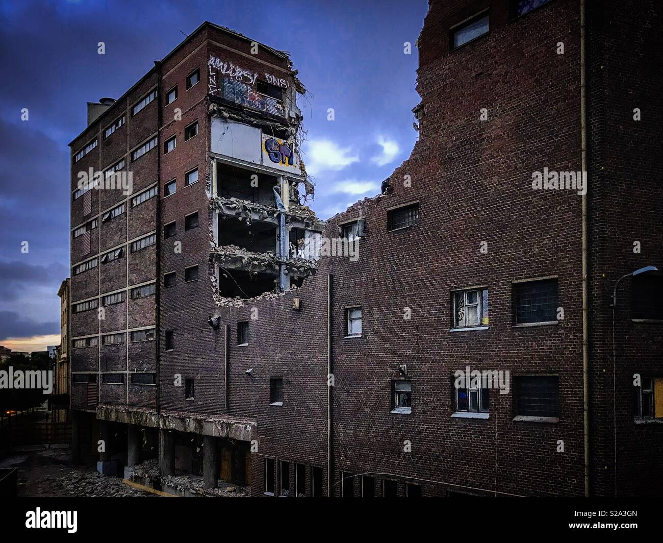 Building being demolished hi-res stock photography and images - Alamy