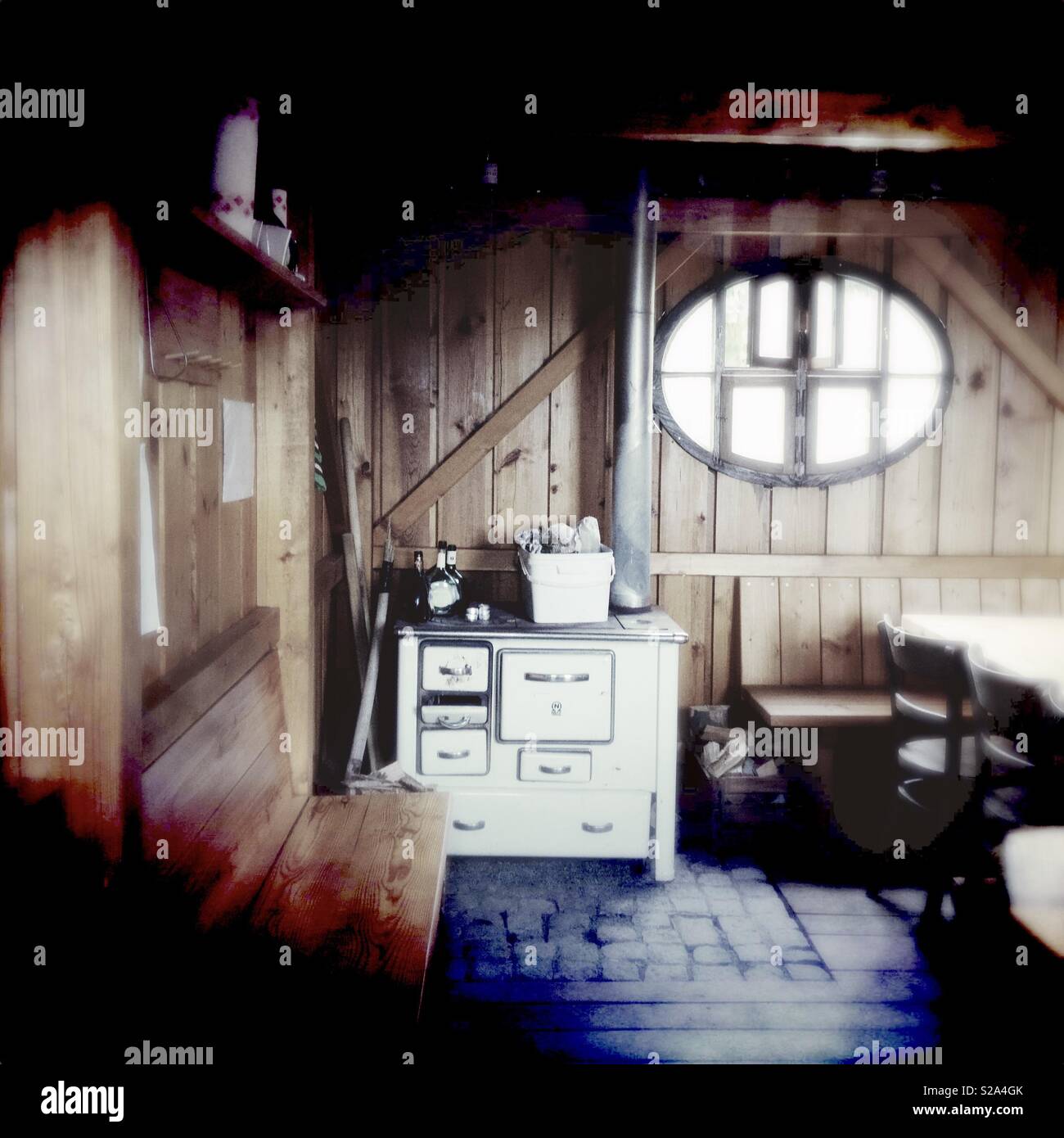 Small wooden barn hi-res stock photography and images - Alamy