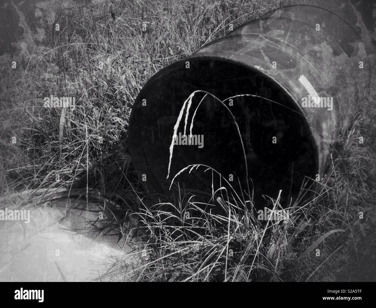 55 gallon drum hi-res stock photography and images - Alamy