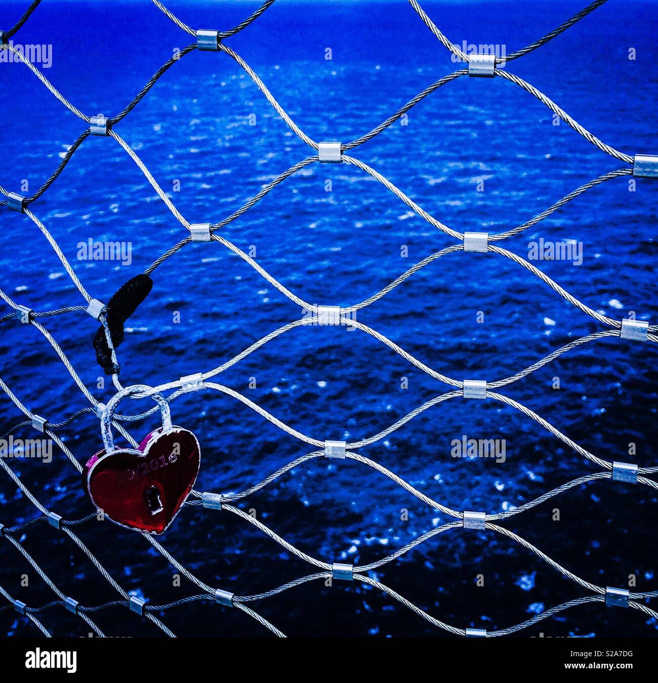 A lone love lock against the ocean Stock Photo - Alamy