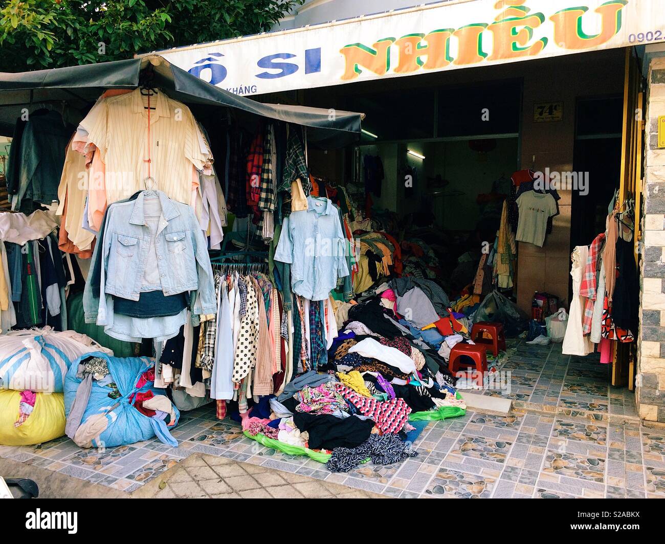 Vietnamese shop for clothes hi-res stock photography and images - Alamy