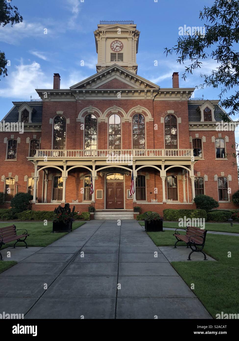 Brick courthouse hi-res stock photography and images - Alamy