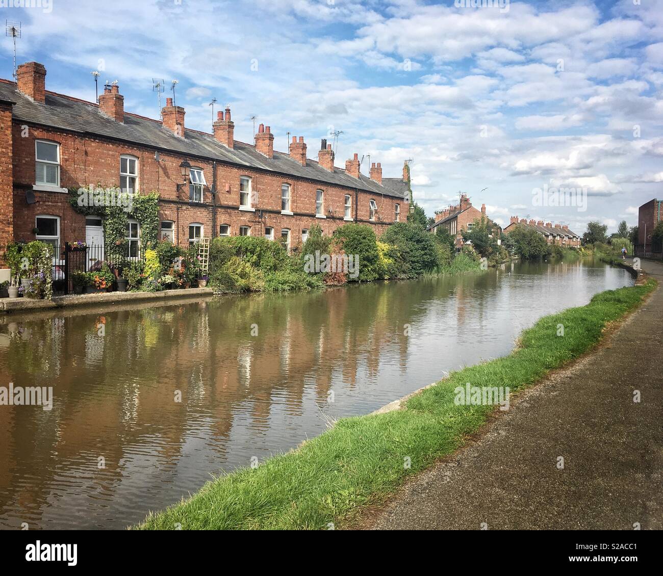 Canal side terraced houses hi-res stock photography and images - Alamy