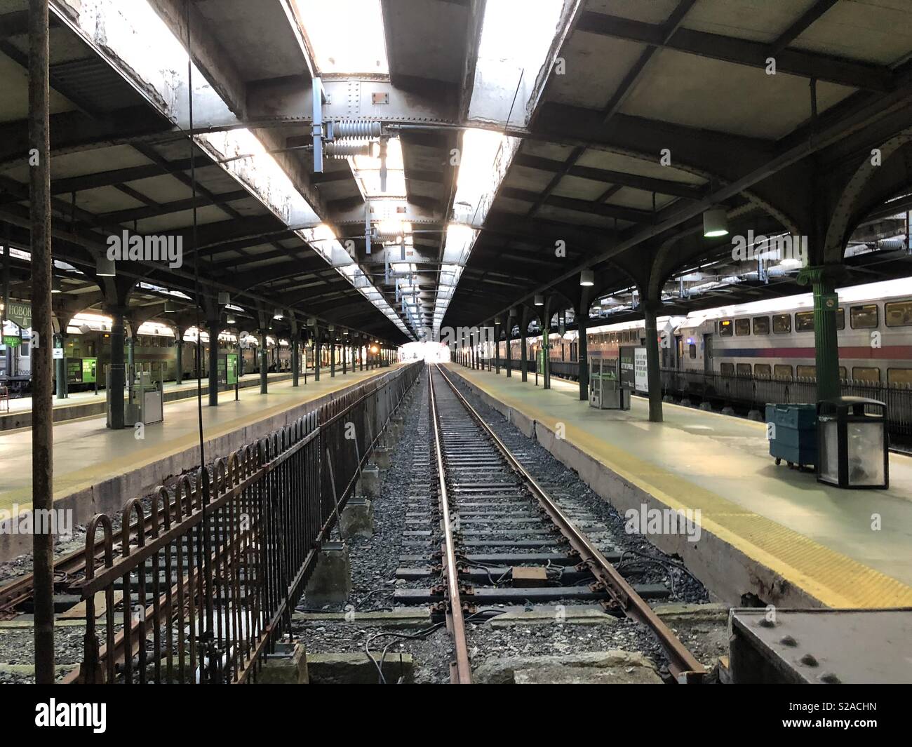 Empty train station hi-res stock photography and images - Alamy