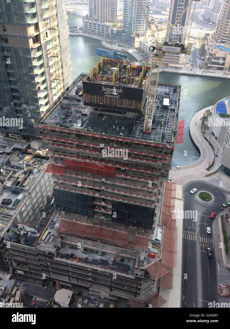 Dubai tower building construction hi-res stock photography and images ...