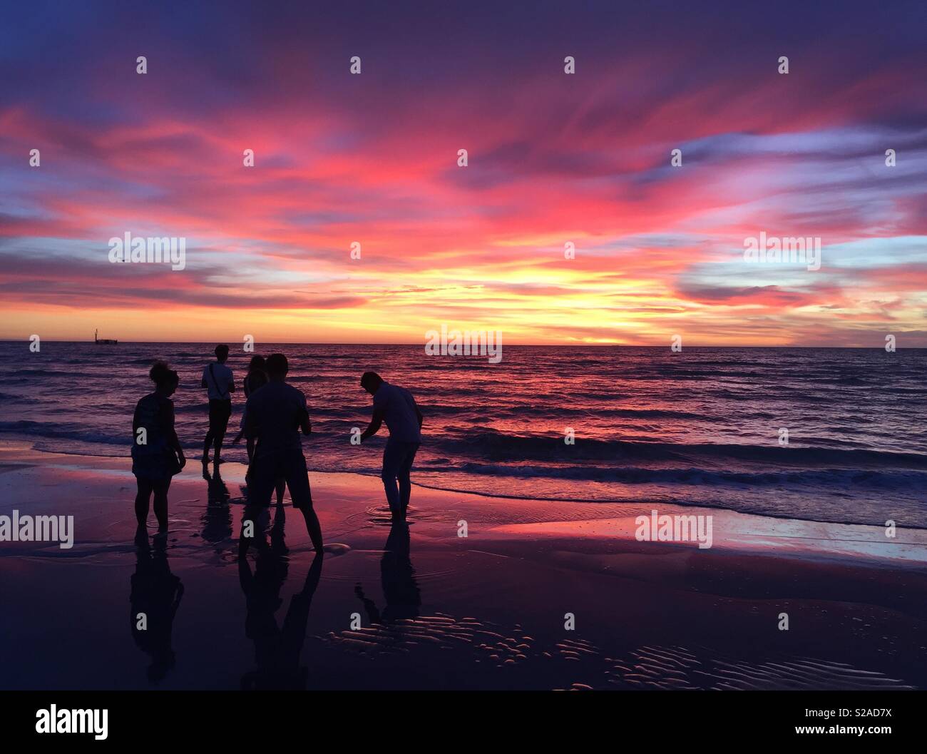 Group of people on the beach hi-res stock photography and images - Alamy