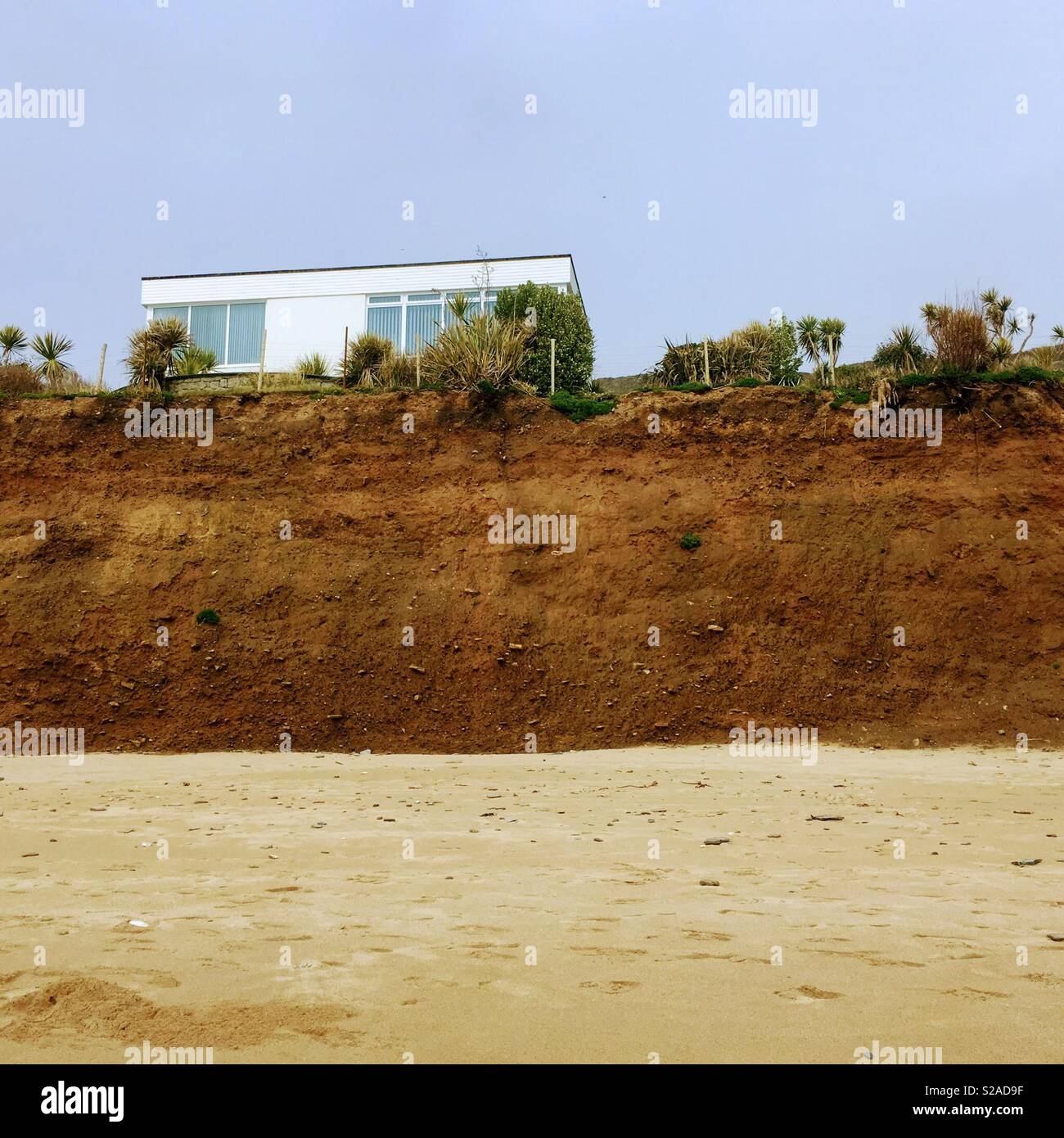 House cliff erosion landslide hi-res stock photography and images - Alamy