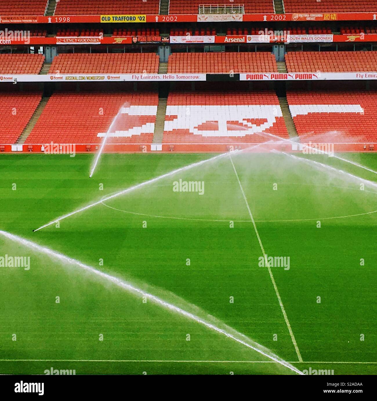 Sprinklers watering the pitch hi-res stock photography and images - Alamy