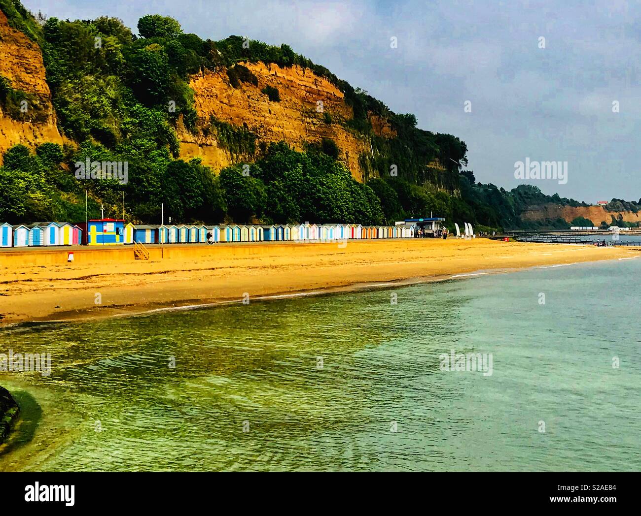 Beach huts on Shanklin Beach Stock Photo - Alamy