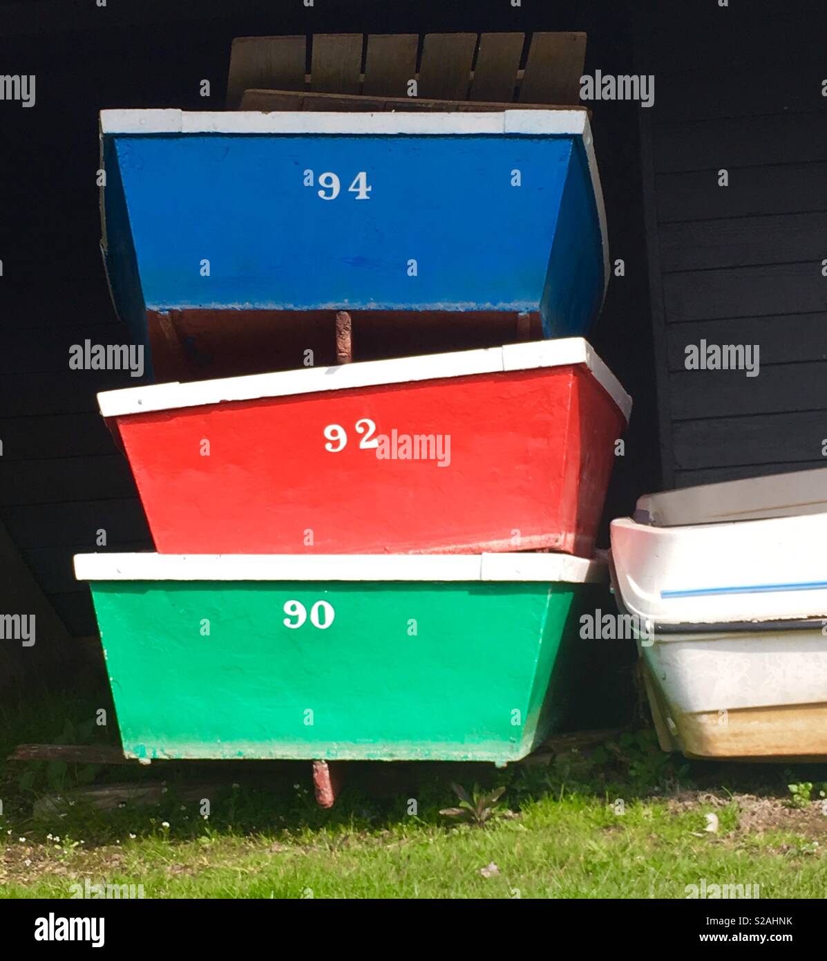 Red green blue boats hi-res stock photography and images - Alamy