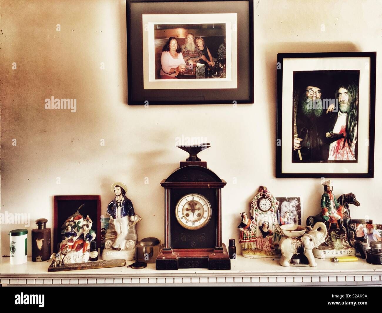 Mantle piece photographs hi-res stock photography and images - Alamy