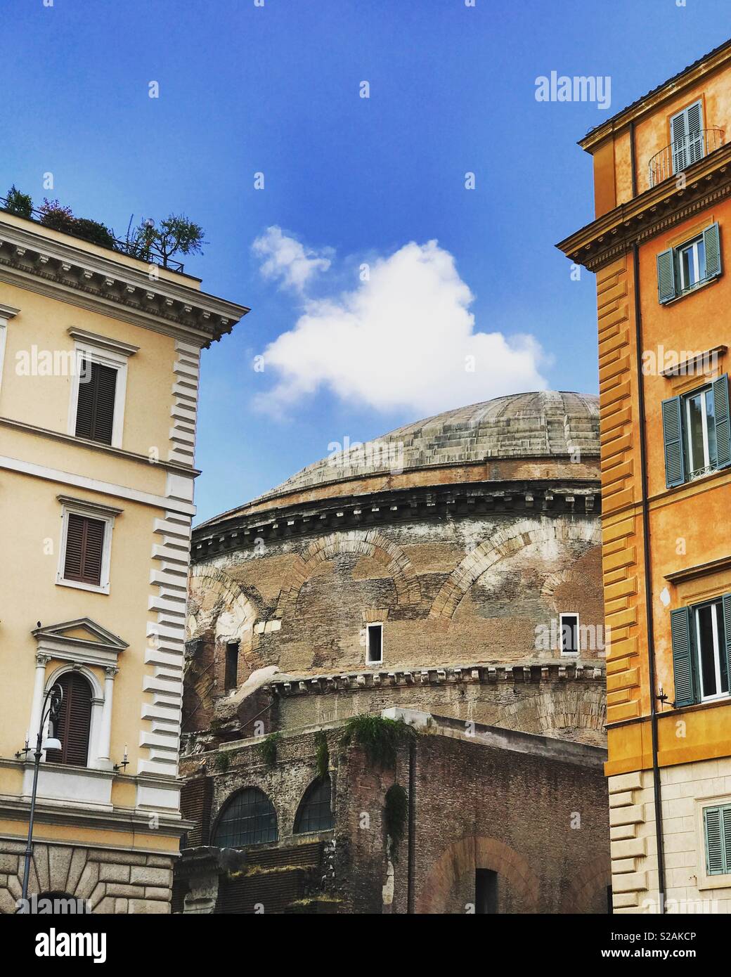 Round buildings hi-res stock photography and images - Alamy
