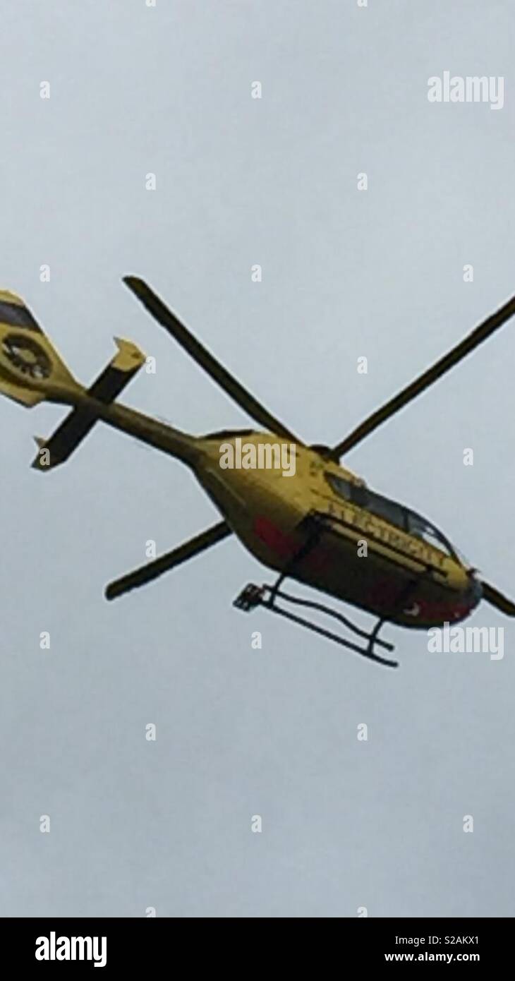 Yellow helicopter overhead hi-res stock photography and images - Alamy