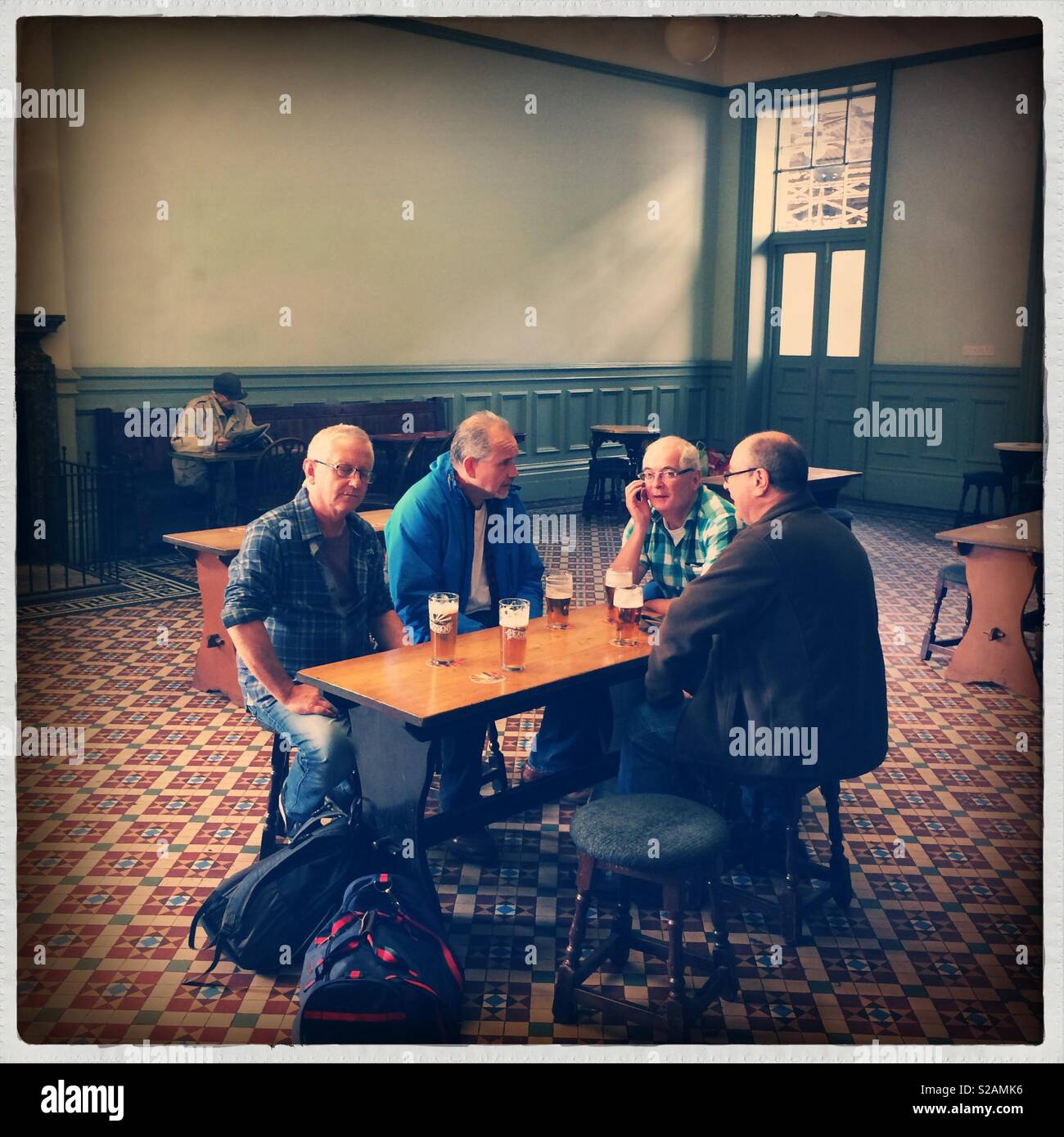 Men in bar drinking hi-res stock photography and images - Alamy