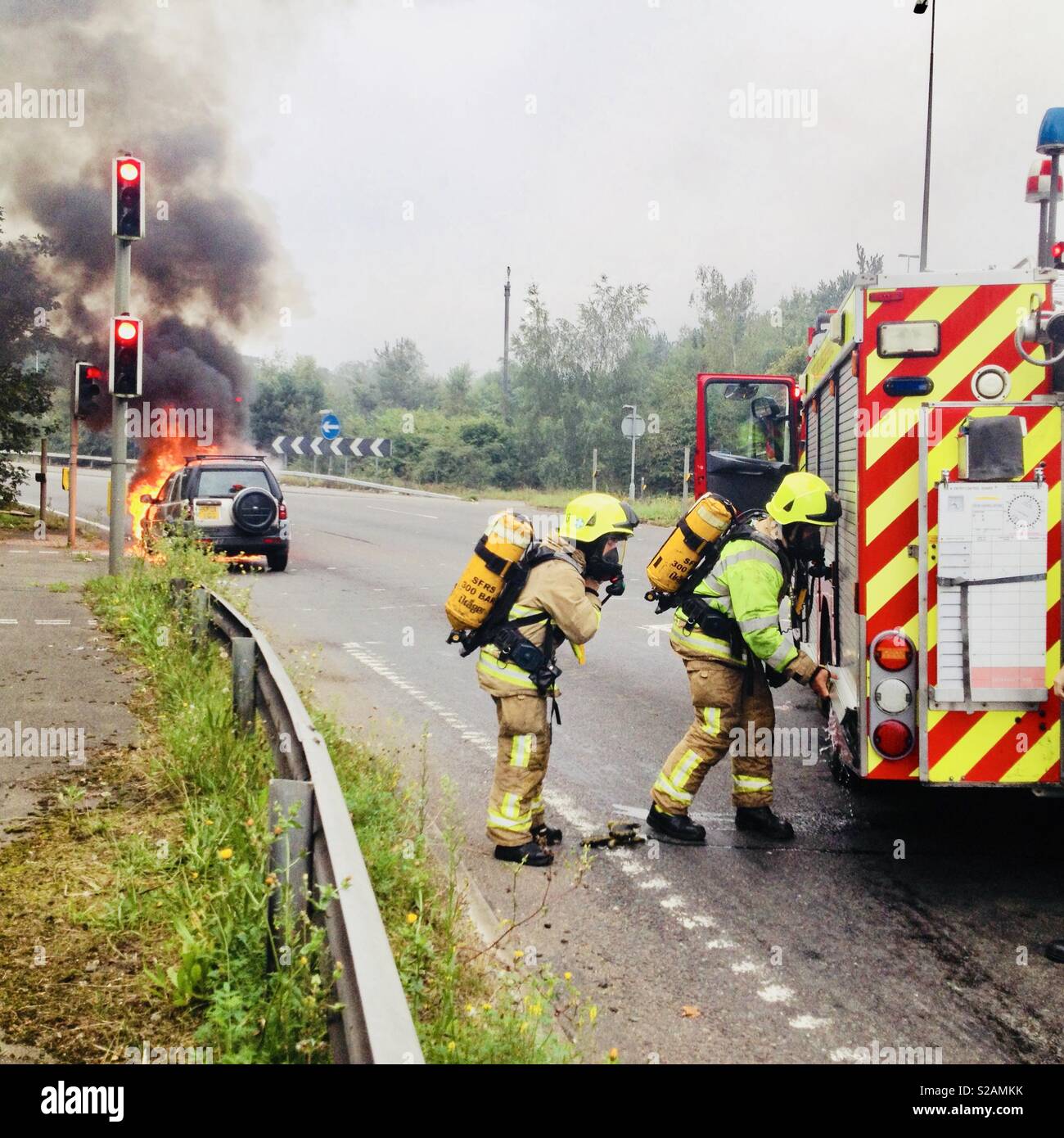 Car burning hi-res stock photography and images - Alamy