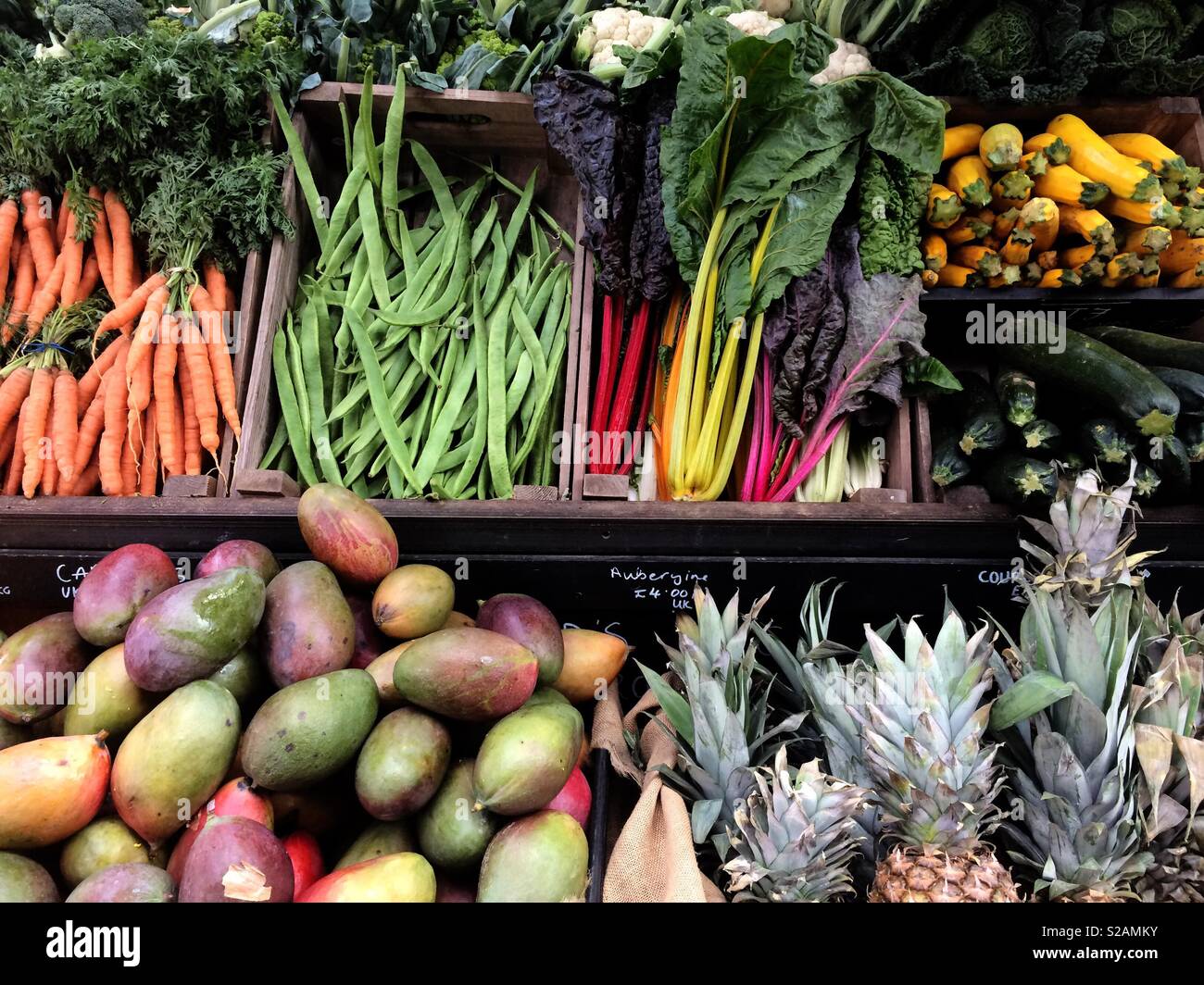Rainbow fruits and vegetables hi-res stock photography and images - Alamy