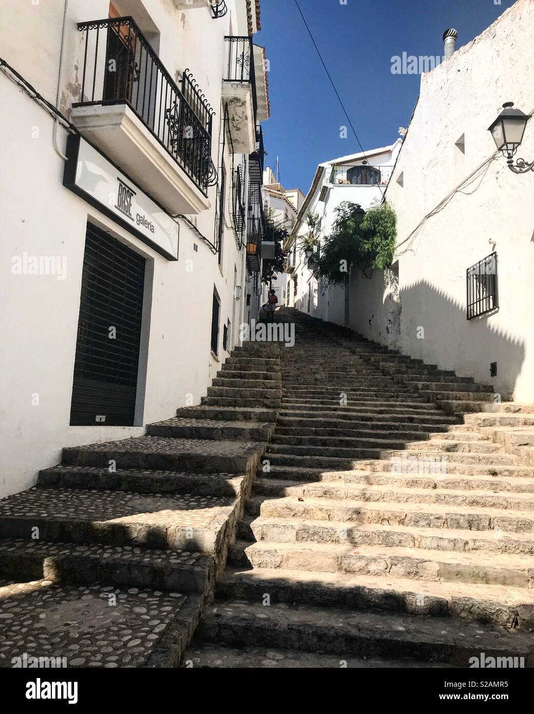 Spanish street and homes Stock Photo - Alamy