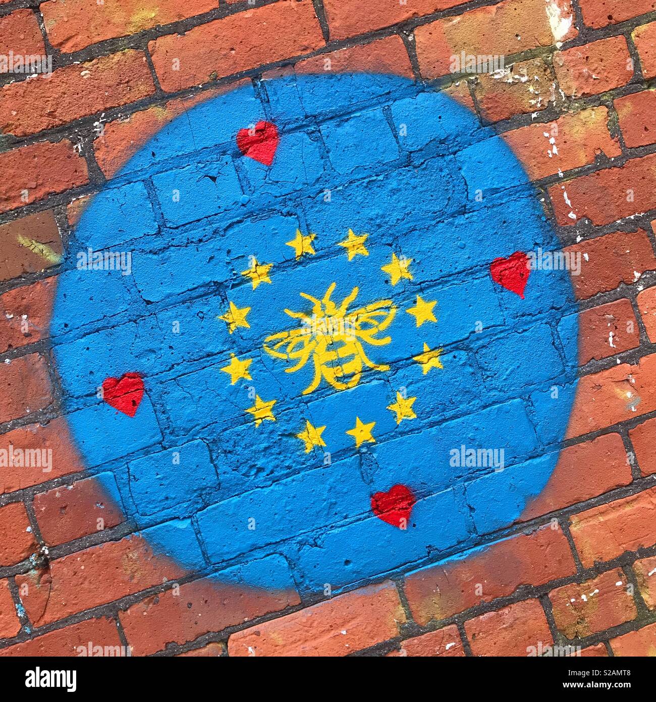 Manchester bee street art Stock Photo - Alamy
