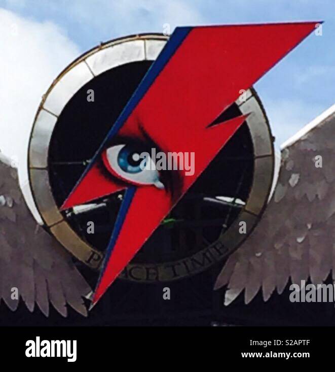 Aladdin Sane Glastonbury 2016 stage set Bowie tribute Stock Photo - Alamy