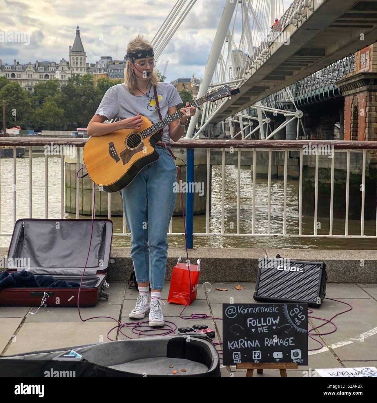Female busker guitar hi-res stock photography and images - Alamy