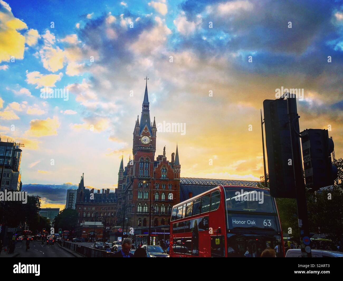 London evening sunset bus hi-res stock photography and images - Alamy