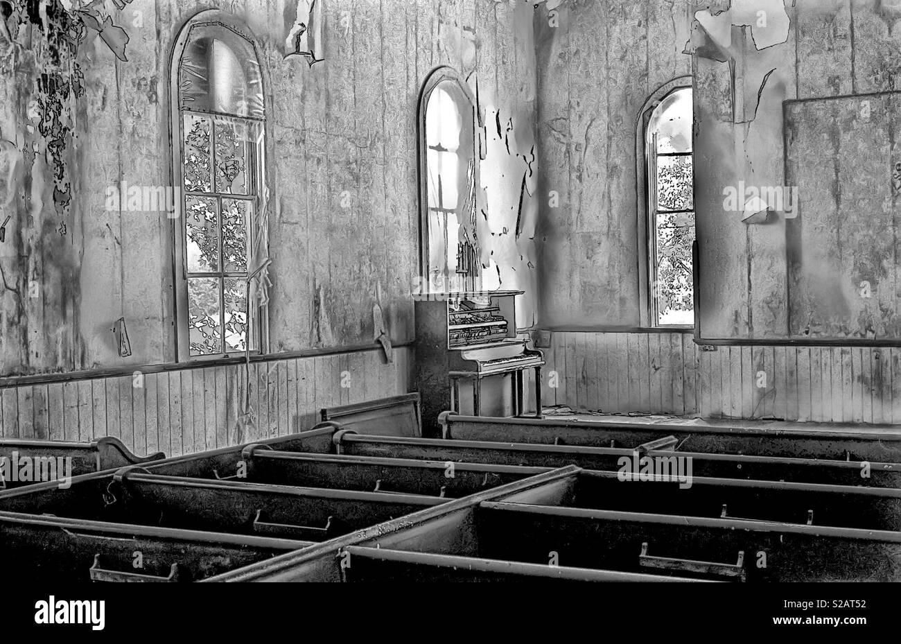 Abandoned piano hi-res stock photography and images - Alamy