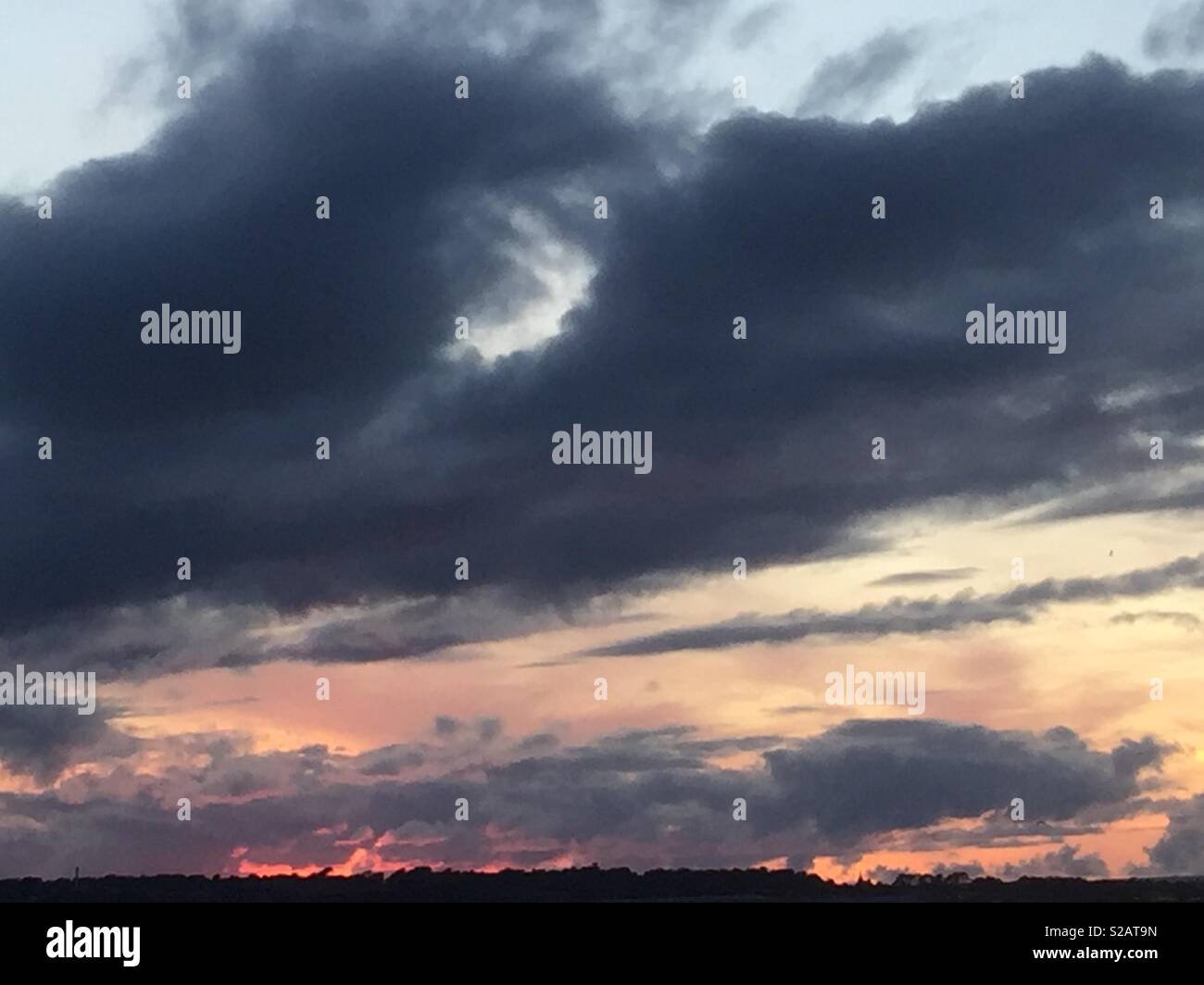 Cloudy sundown hi-res stock photography and images - Alamy