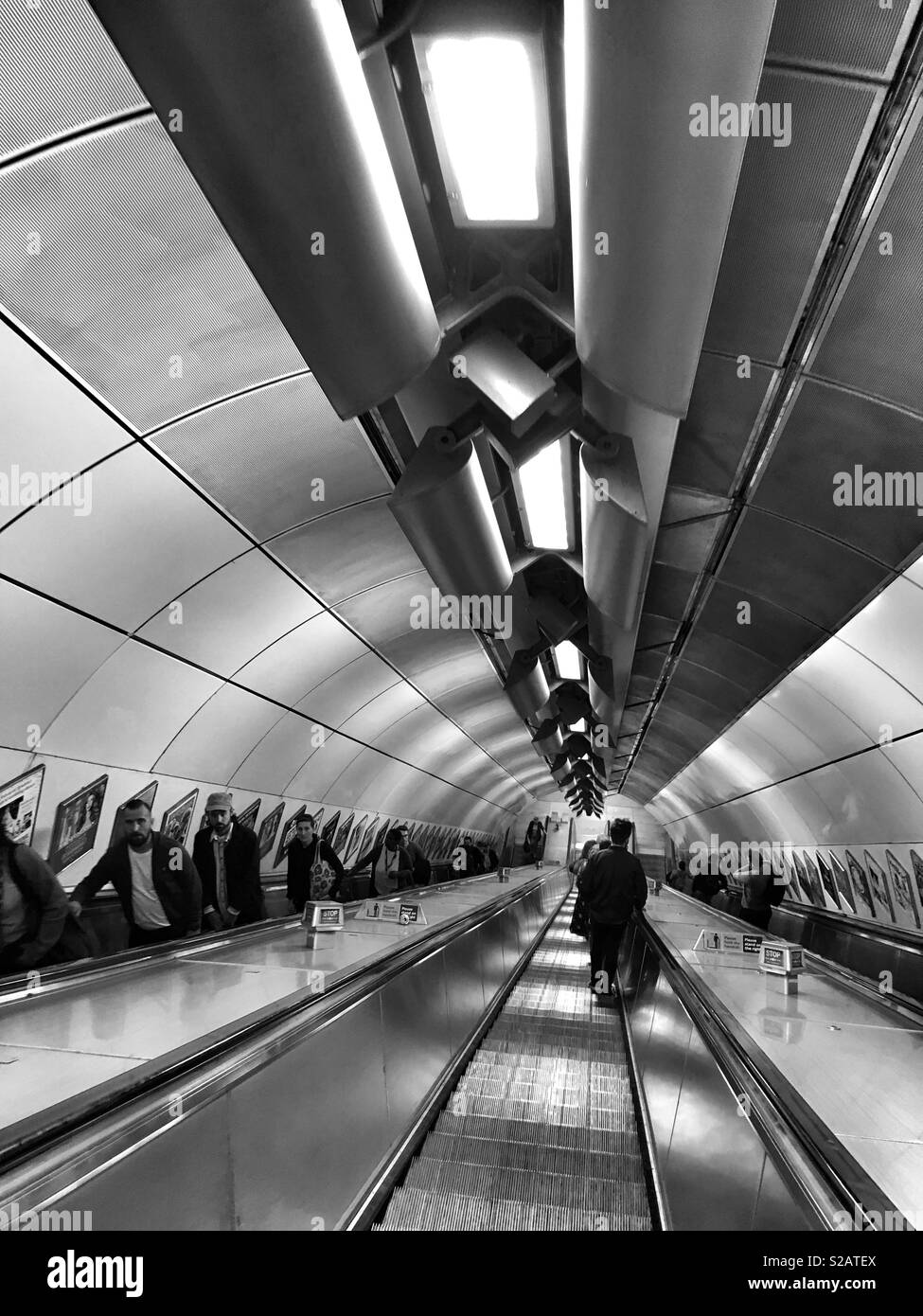 Escalators london bridge underground station hi-res stock photography ...