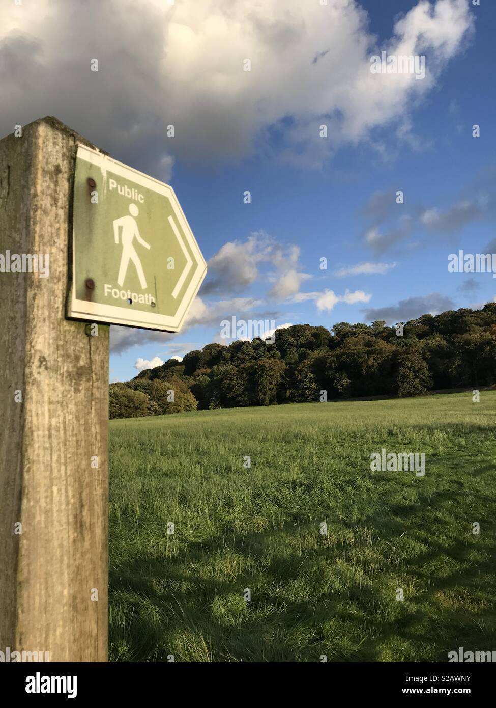 Rural footpath sign hi-res stock photography and images - Alamy