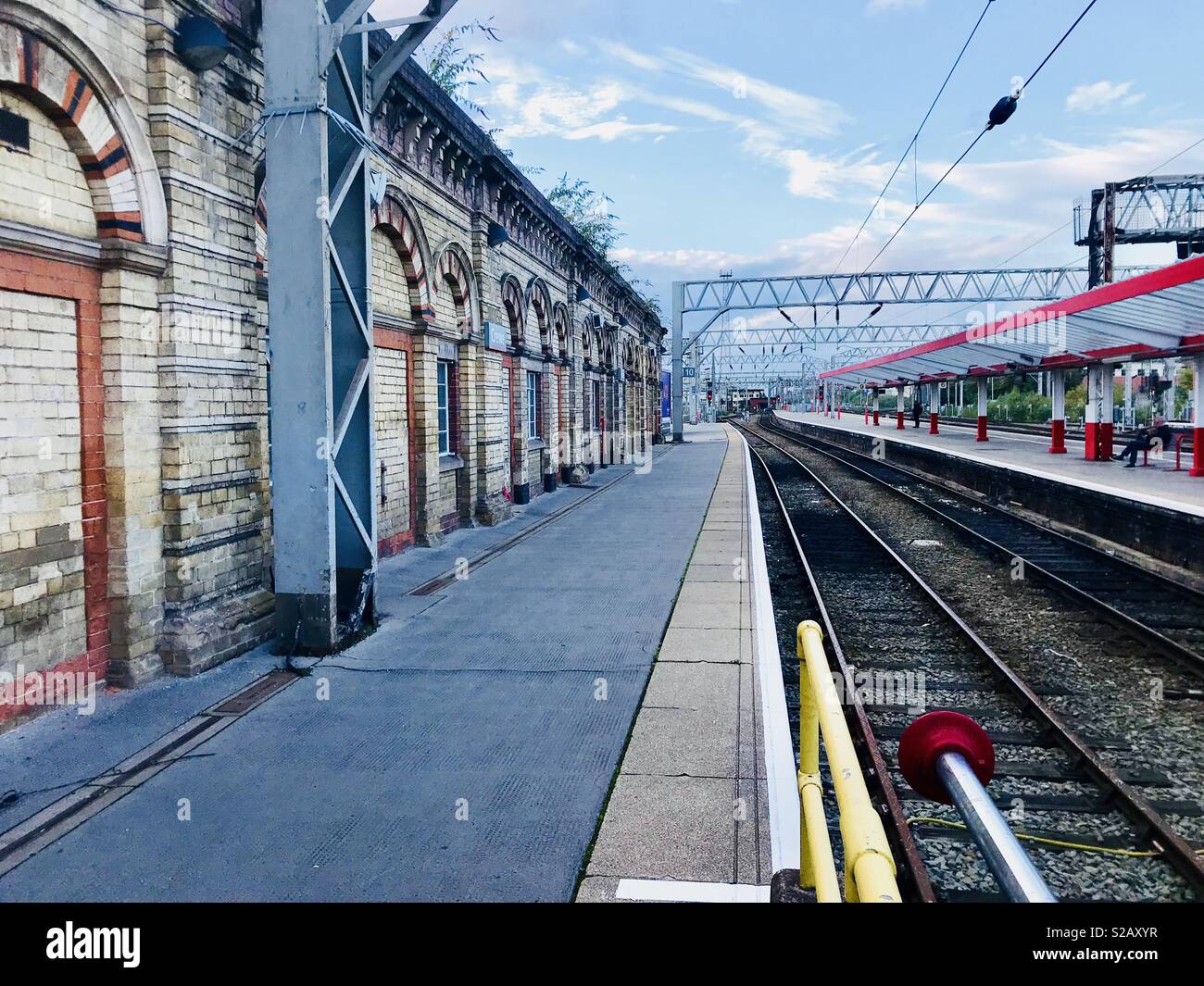 Crewe cheshire england railway station hi-res stock photography and ...