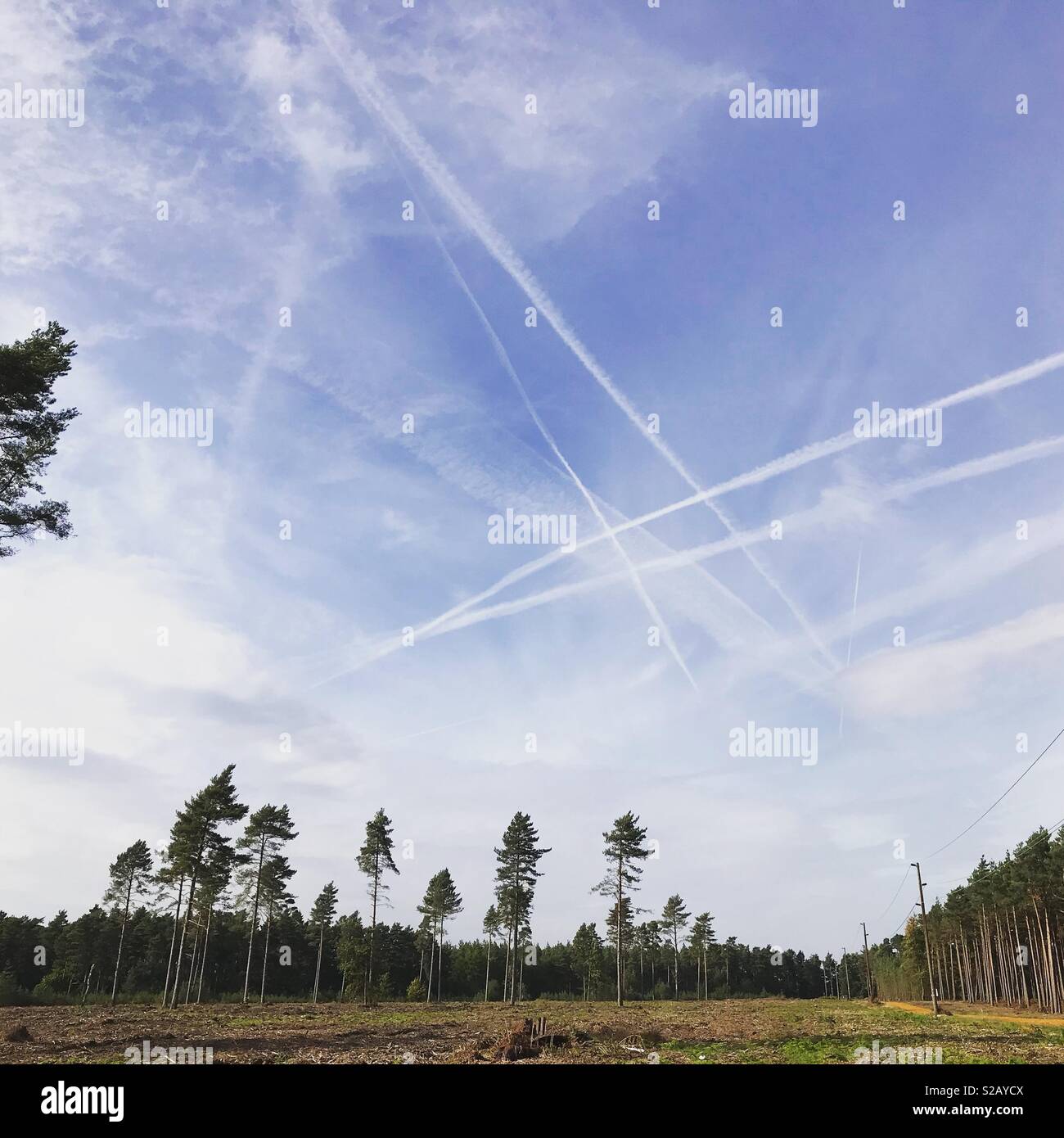 Sky plane trails hi-res stock photography and images - Alamy
