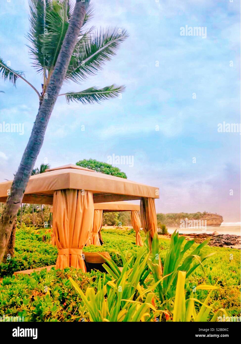 Cabanas lined up along a tropical Hawaiian island beach Stock Photo - Alamy