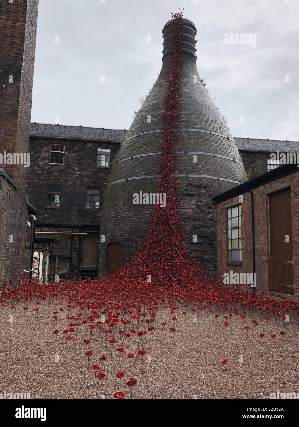 Weeping window of poppies hi-res stock photography and images - Alamy