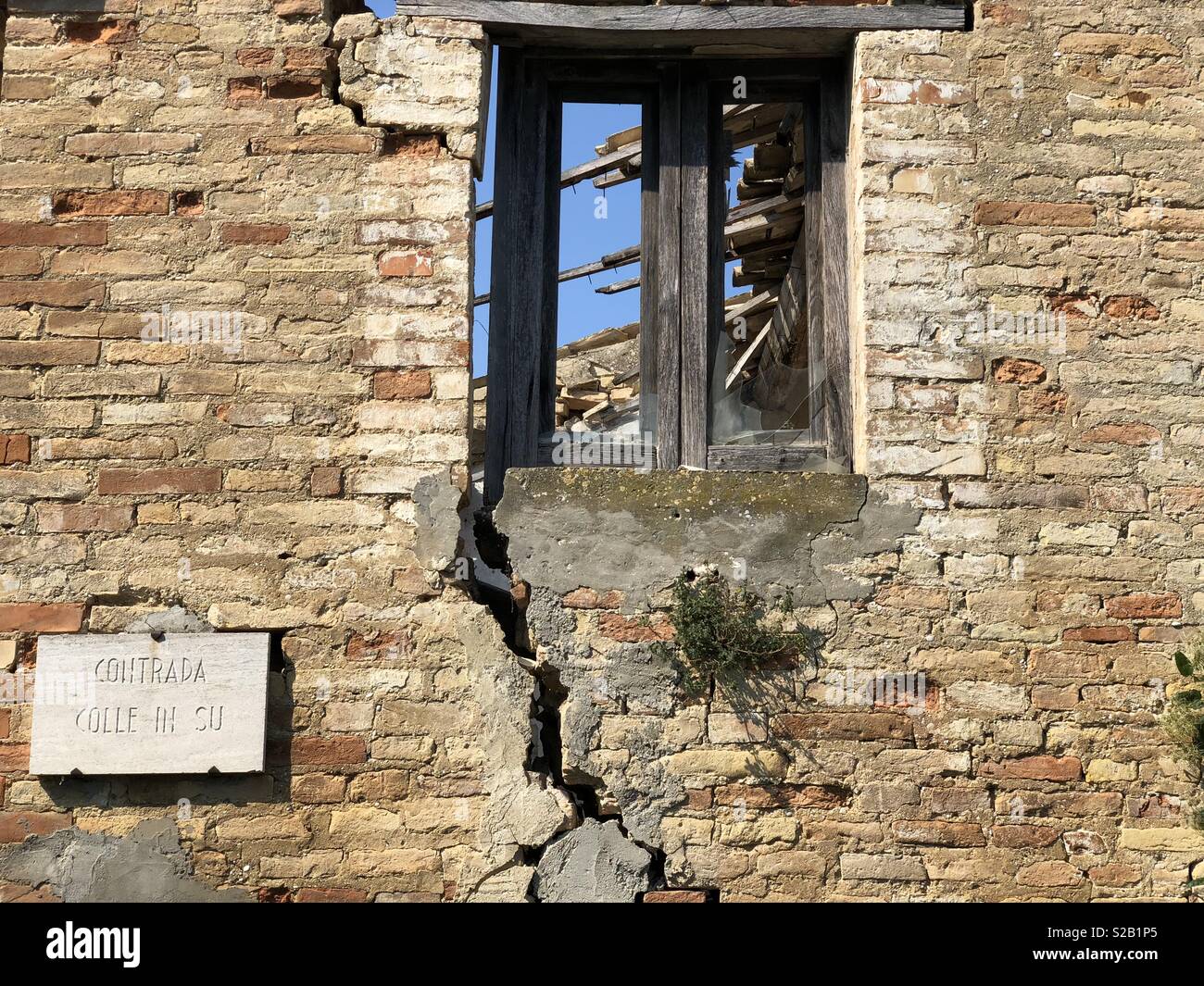 Abandoned house, window detail Stock Photo - Alamy