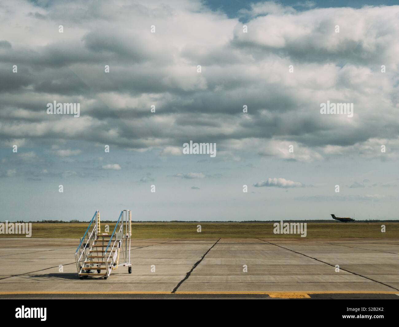 Runway sky hi-res stock photography and images - Alamy
