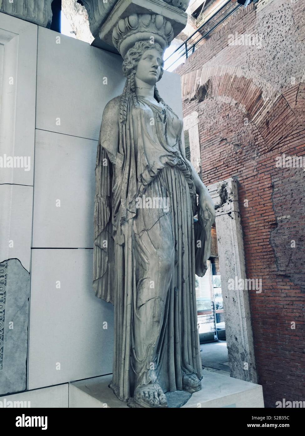 Caryatid art hi-res stock photography and images - Alamy