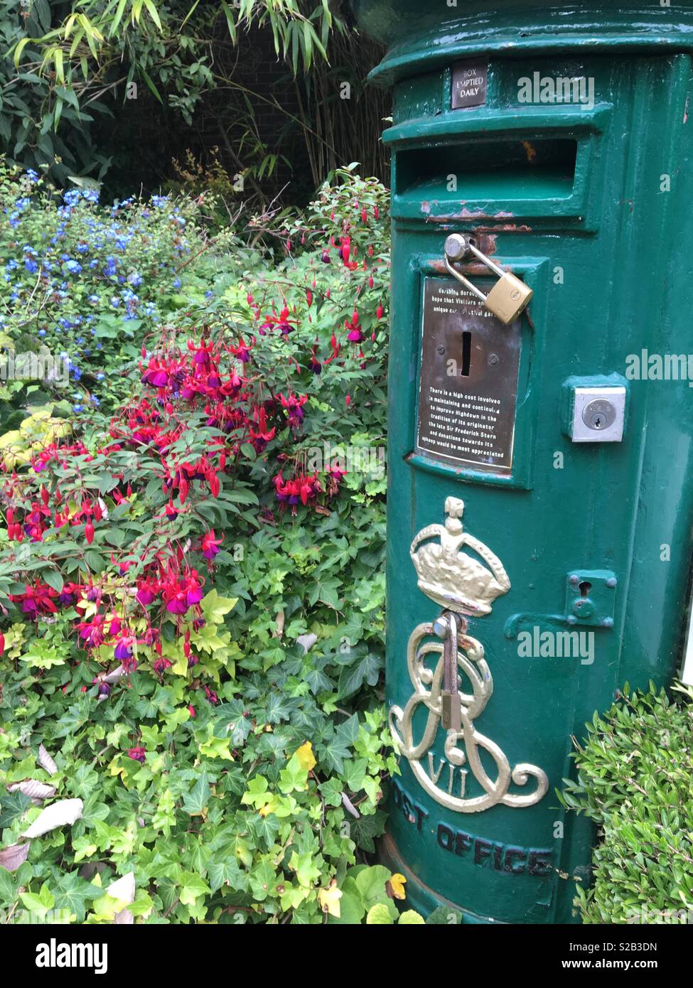 Green pillar box hi-res stock photography and images - Alamy
