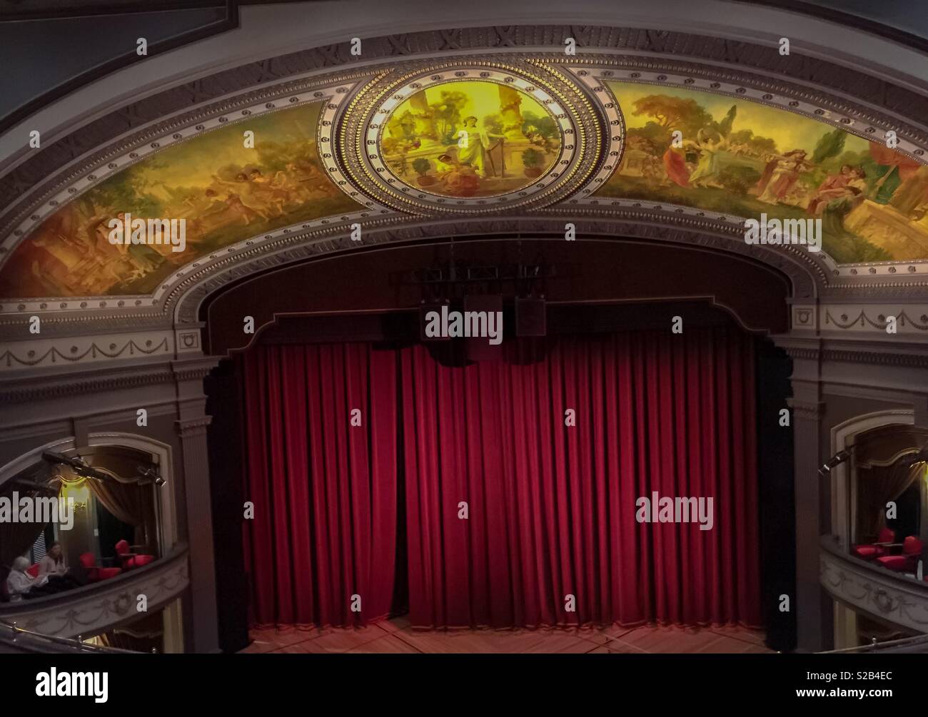 Red curtain theatre hi-res stock photography and images - Alamy
