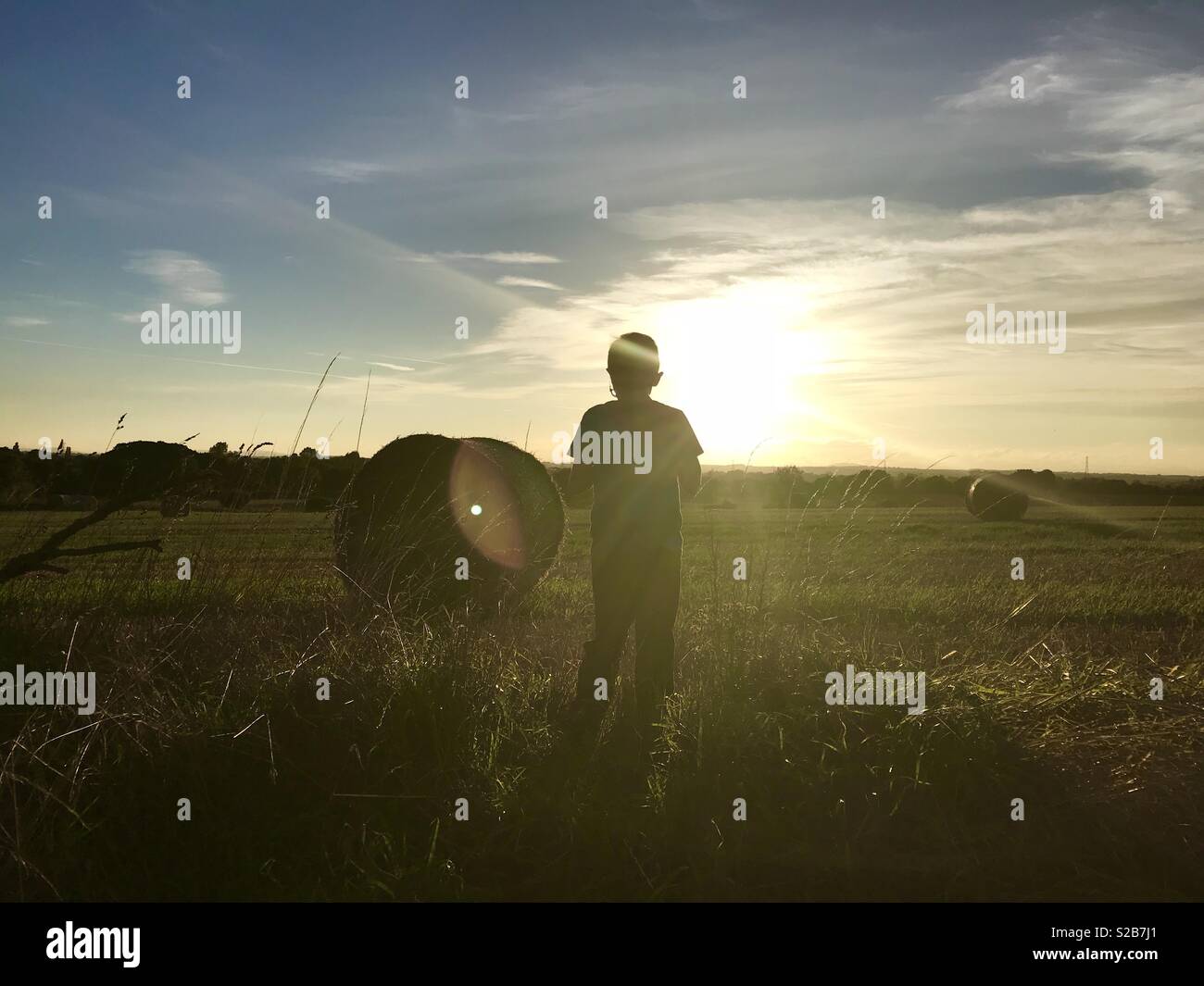 Sunset child hi-res stock photography and images - Alamy