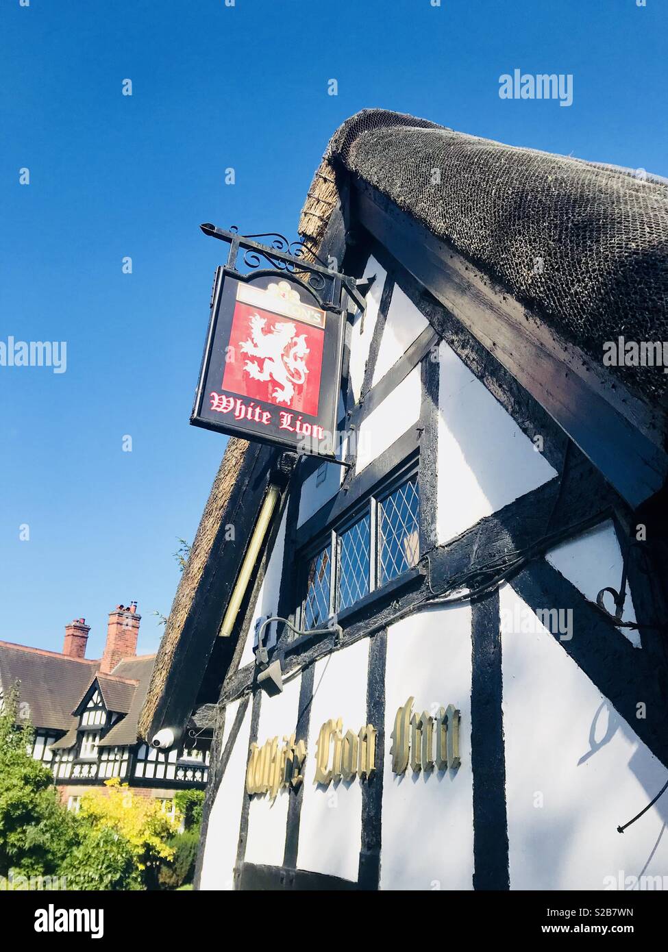 White lion inn hi-res stock photography and images - Alamy