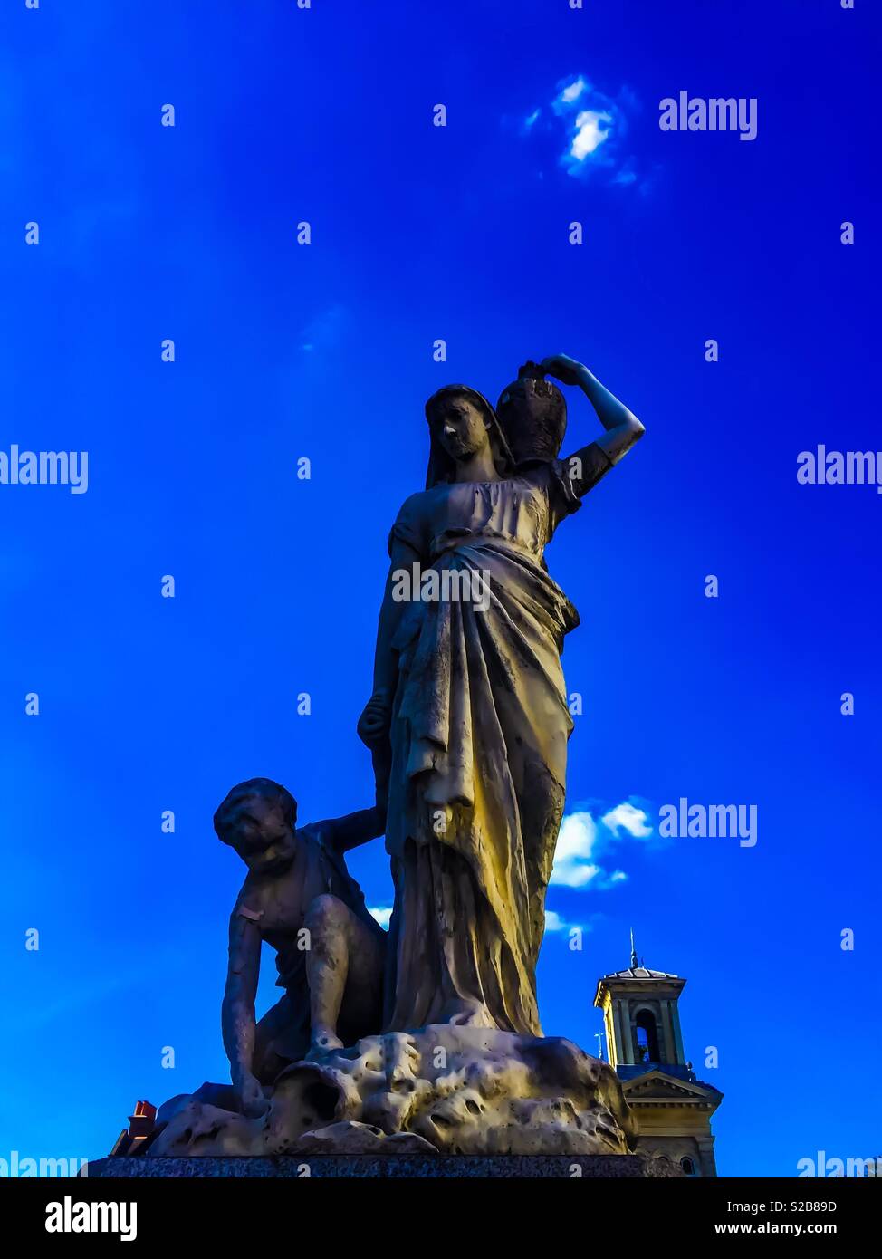 Mother and son statue hi-res stock photography and images - Alamy