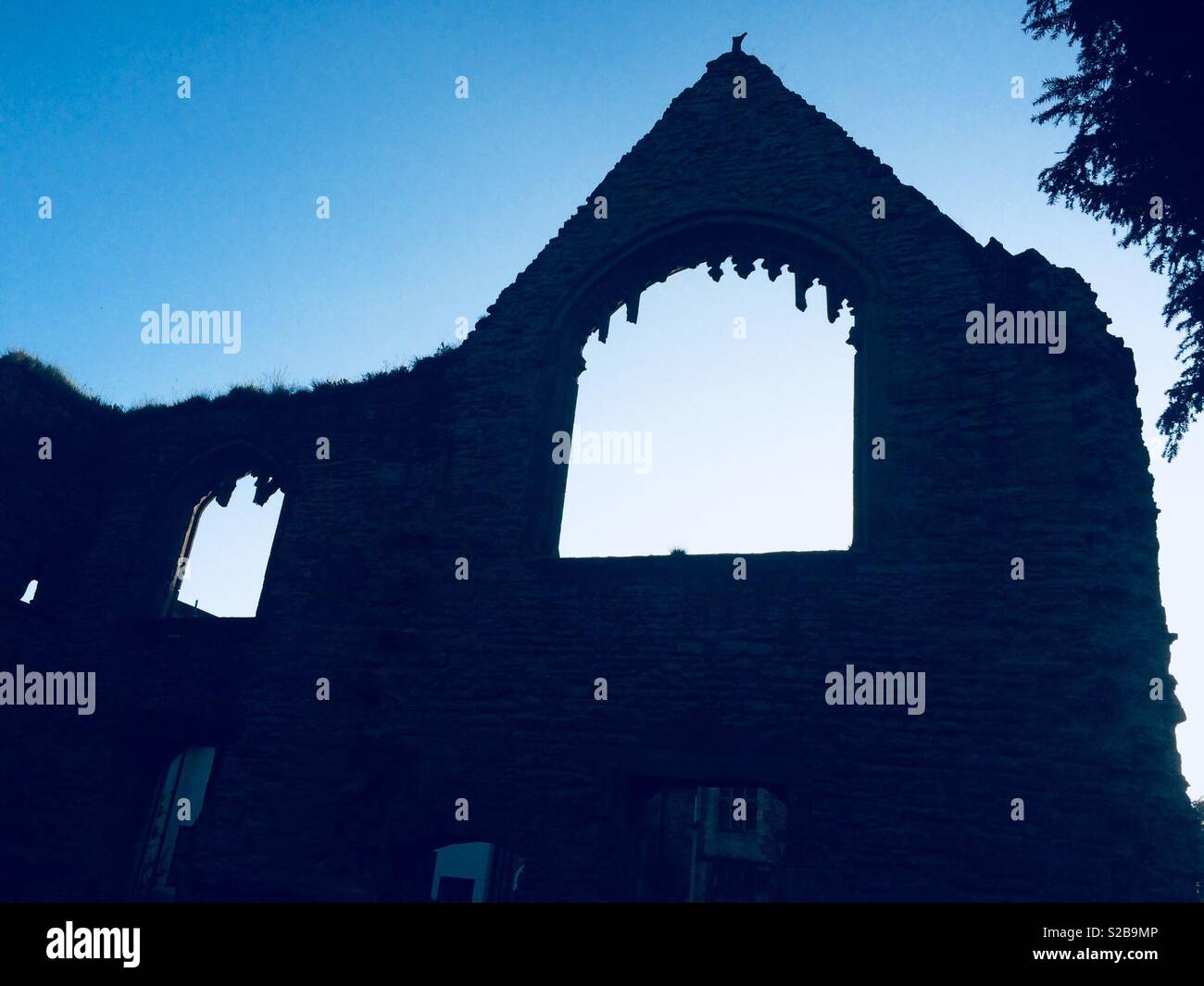 Ruin silhouette hi-res stock photography and images - Alamy