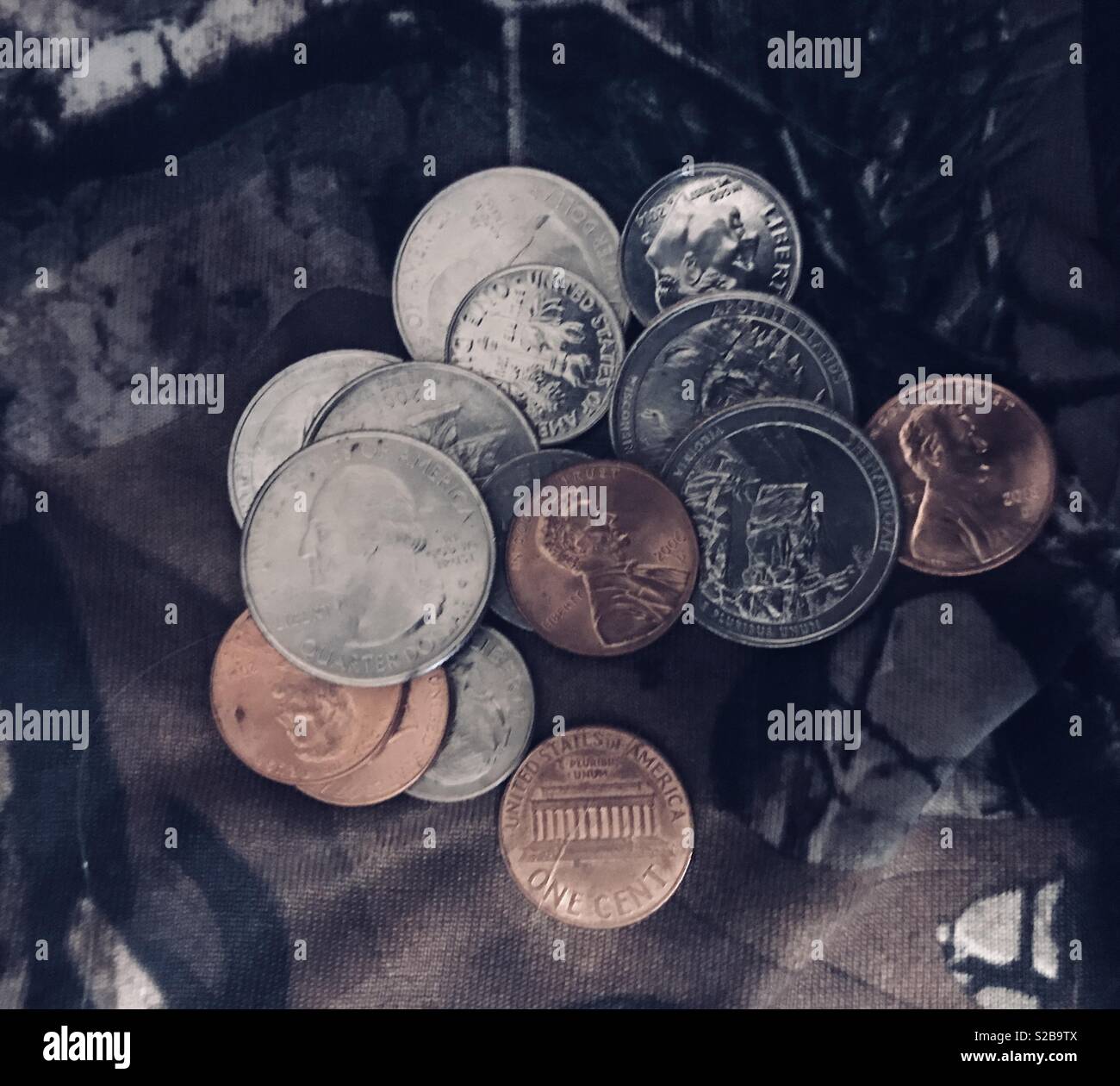 Handful of quarters hi-res stock photography and images - Alamy