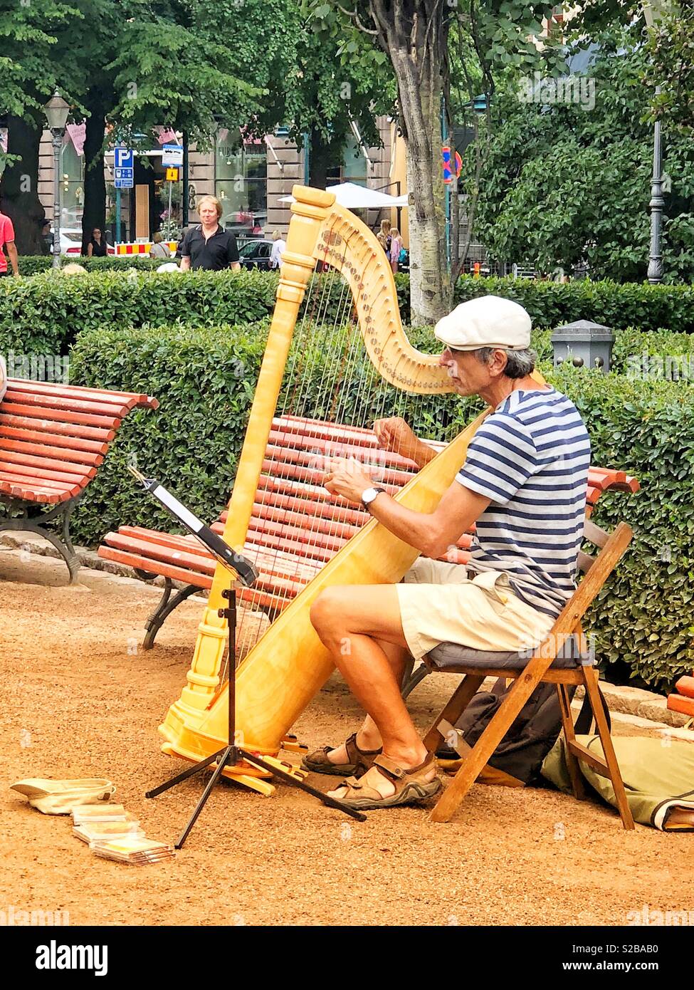 Man playing harp hi-res stock photography and images - Alamy