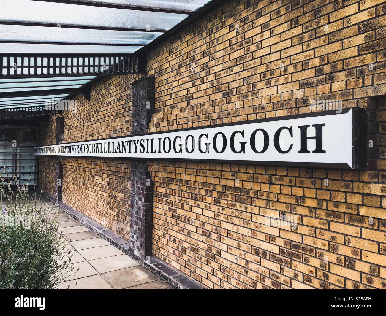 Llanfair­pwllgwyngyll­gogery­chwyrn­drobwll­llan­tysilio­gogo­goch, the ...