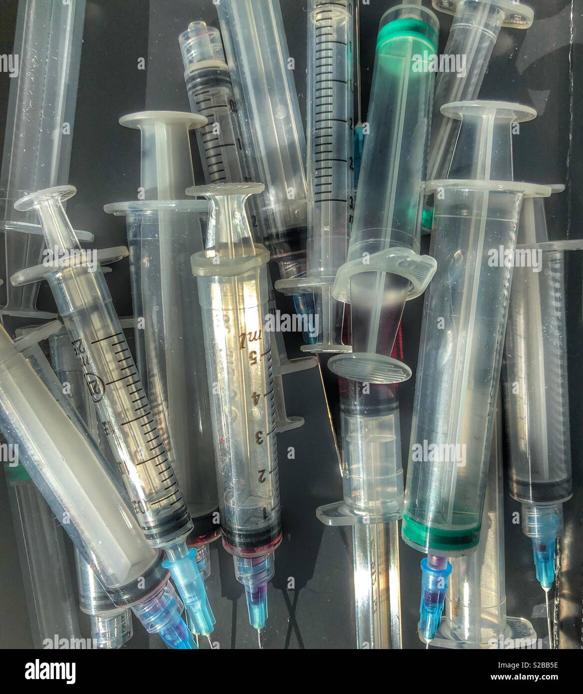 Syringes box hi-res stock photography and images - Alamy