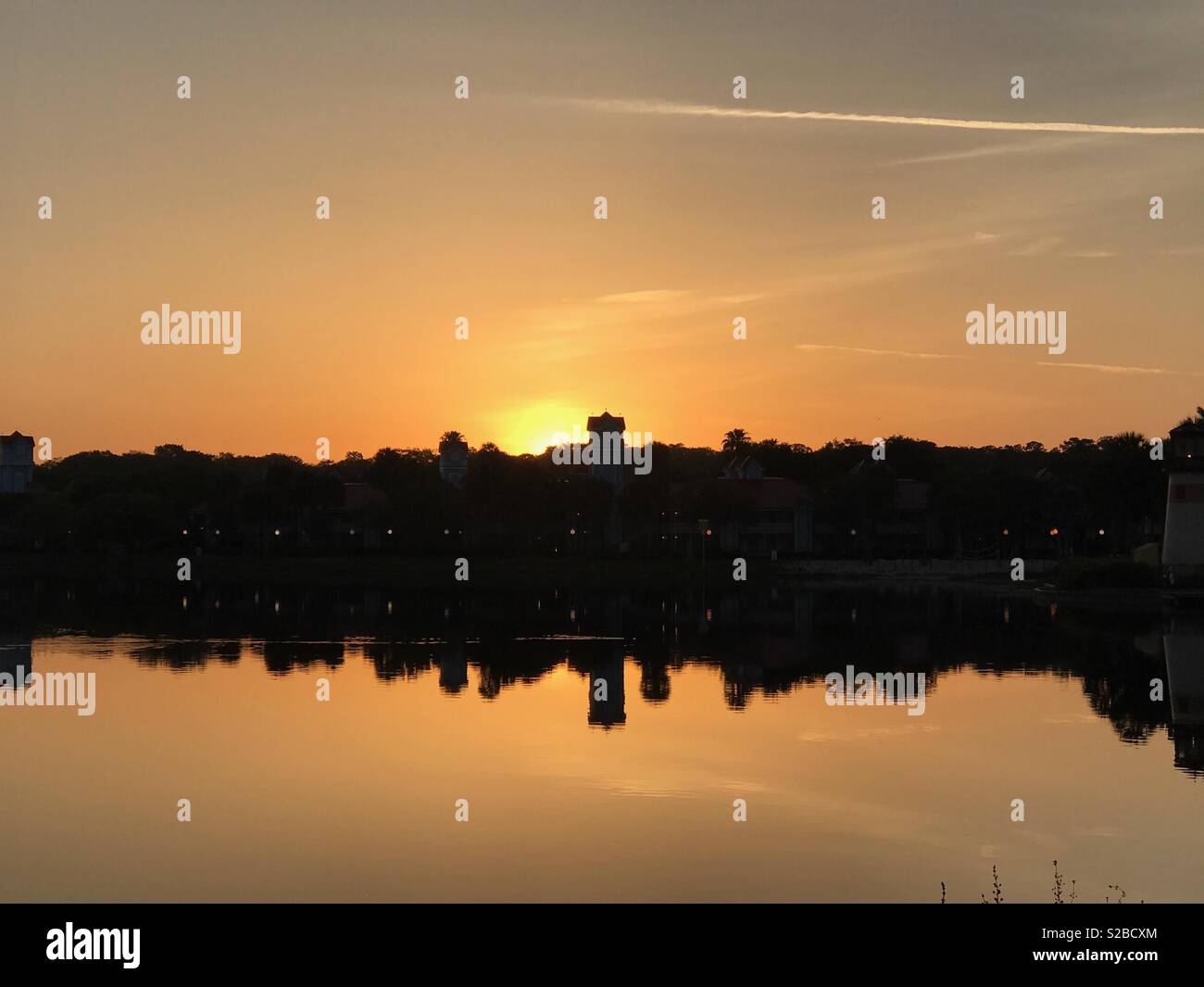 Golden hour reflections hi-res stock photography and images - Alamy
